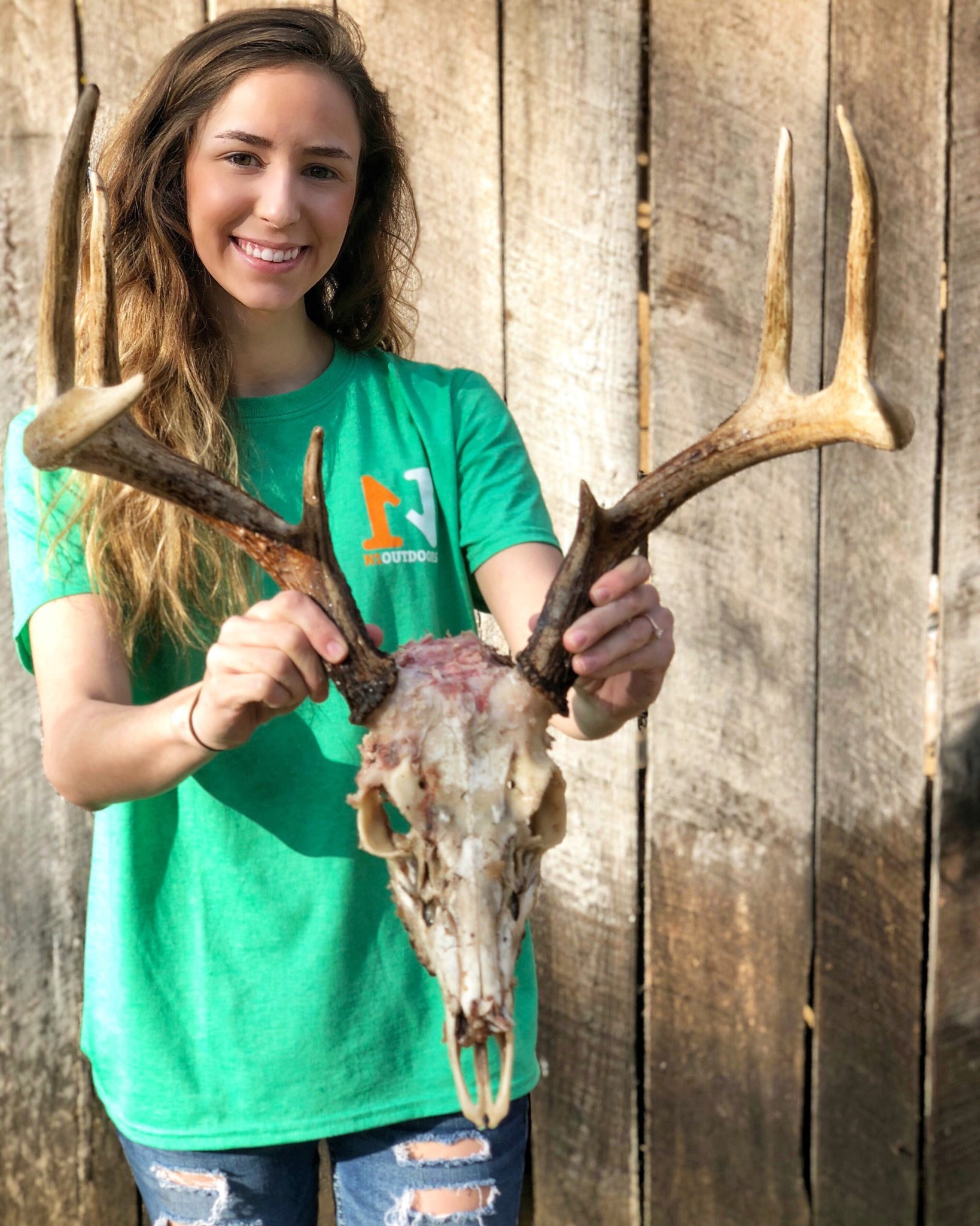 Huntress shoots big buck barefooted! [Aly from Alabama] | N1outdoors.com